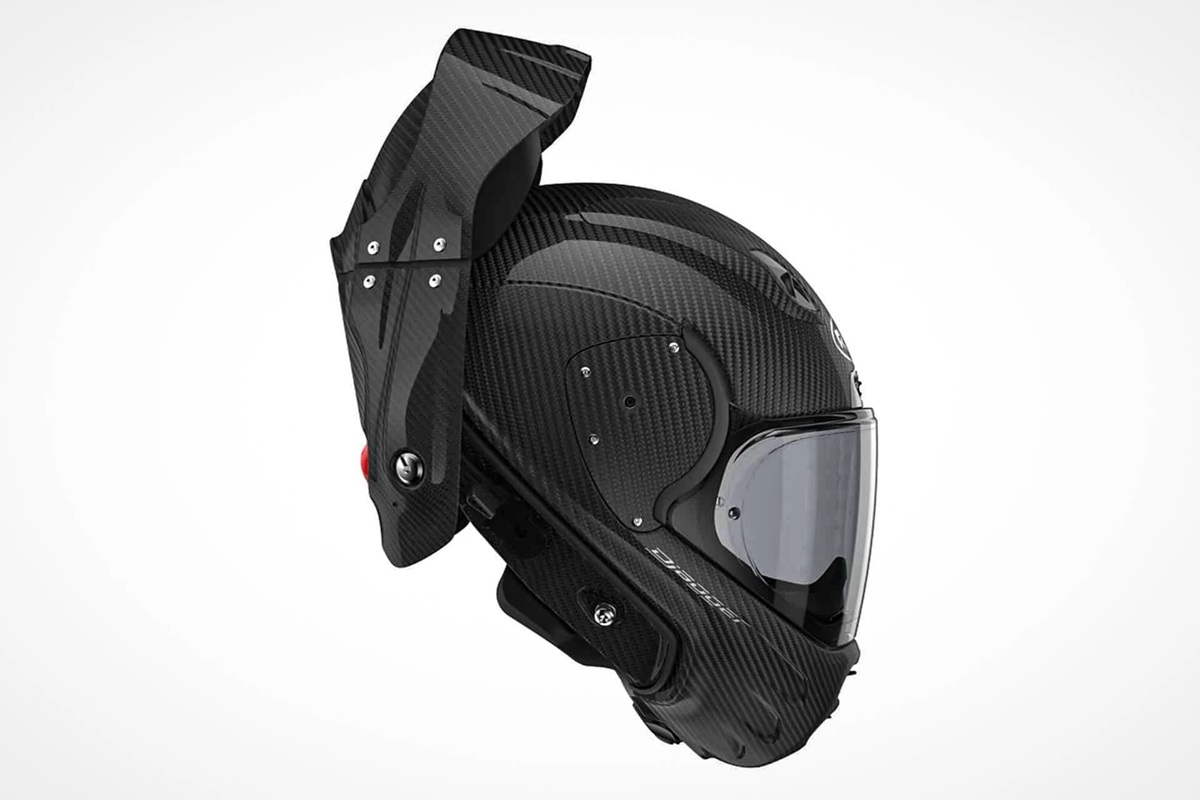 Capacete futurista com abertura traseira articulada promete eliminar a ...